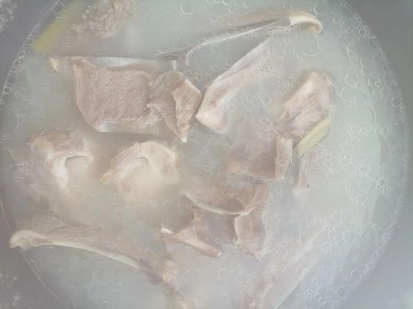 家常炖羊骨头怎么做_羊骨头汤去腥技巧-第1张图片-山城妙识 家常炖羊骨头怎么做_羊骨头汤去腥技巧-第1张图片-山城妙识