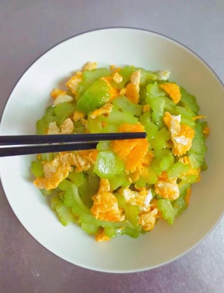 鸡蛋炒苦瓜怎么做不苦_苦瓜炒鸡蛋要不要焯水-第1张图片-山城妙识