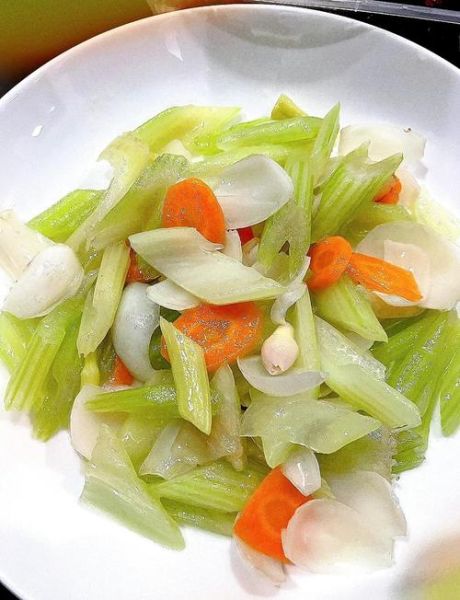 百合炒芹菜怎么做_百合炒芹菜需要焯水吗-第1张图片-山城妙识