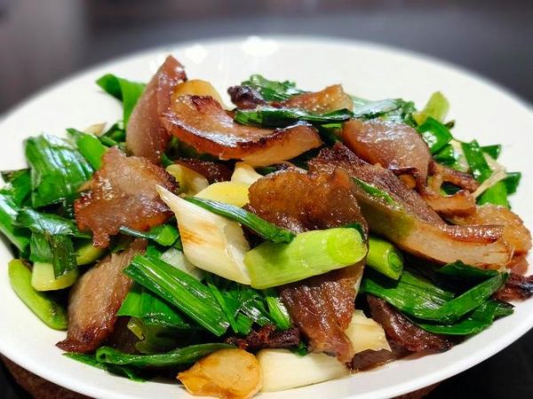 青蒜炒腊肉怎么做好吃_腊肉炒青蒜的家常做法-第3张图片-山城妙识