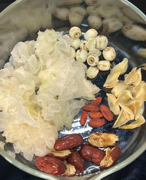 银耳莲子怎么做好吃_银耳莲子汤的正确做法-第1张图片-山城妙识