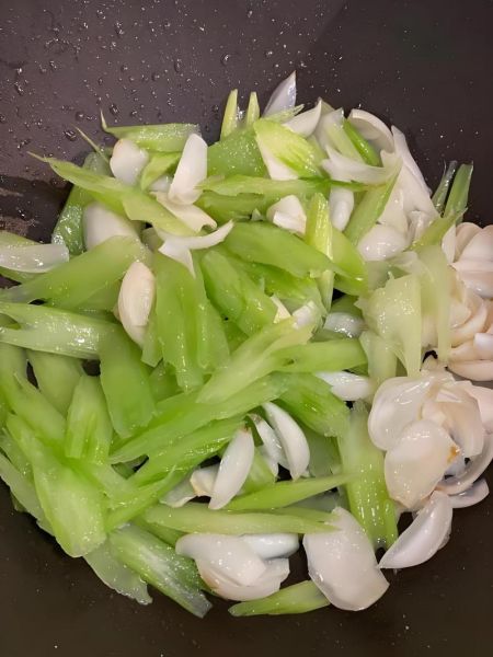 芹菜怎么炒好吃_芹菜榨汁最佳搭配-第3张图片-山城妙识