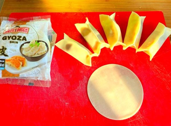 锅贴饺子皮怎么做_为什么锅贴皮要擀得薄-第3张图片-山城妙识