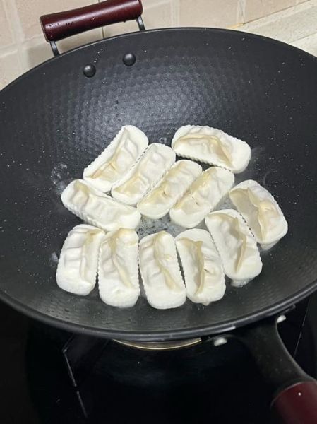 煎饺子怎么煎不粘锅_煎饺子需要多少油-第2张图片-山城妙识