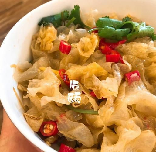 银耳凉拌菜怎么做_银耳凉拌菜需要焯水吗-第1张图片-山城妙识