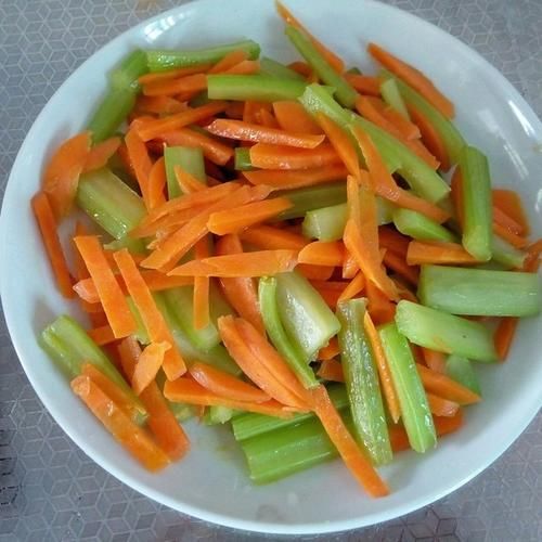 芹菜炒胡萝卜怎么做_芹菜炒胡萝卜需要焯水吗-第1张图片-山城妙识 芹菜炒胡萝卜怎么做_芹菜炒胡萝卜需要焯水吗-第1张图片-山城妙识