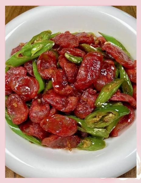 青椒炒腊肠怎么炒好吃_青椒炒腊肠用焯水吗-第1张图片-山城妙识