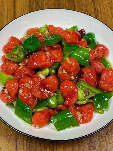 青椒炒腊肠怎么炒好吃_青椒炒腊肠用焯水吗-第3张图片-山城妙识