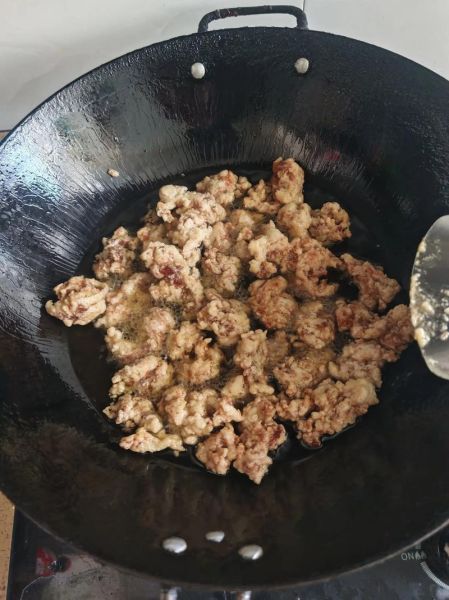炸肉怎么做酥脆好吃_炸肉不硬的小窍门-第1张图片-山城妙识