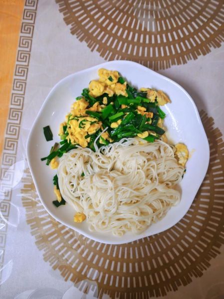 韭菜鸡蛋面条怎么做_韭菜鸡蛋面汤面还是拌面好吃-第2张图片-山城妙识