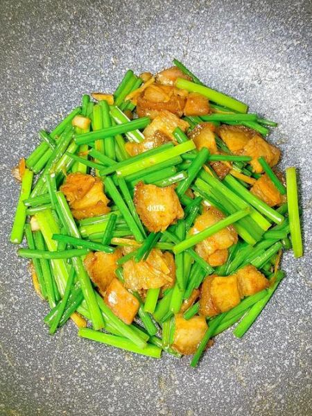 韭菜花炒肉怎么做_韭菜花炒肉用哪个部位-第3张图片-山城妙识 韭菜花炒肉怎么做_韭菜花炒肉用哪个部位-第3张图片-山城妙识
