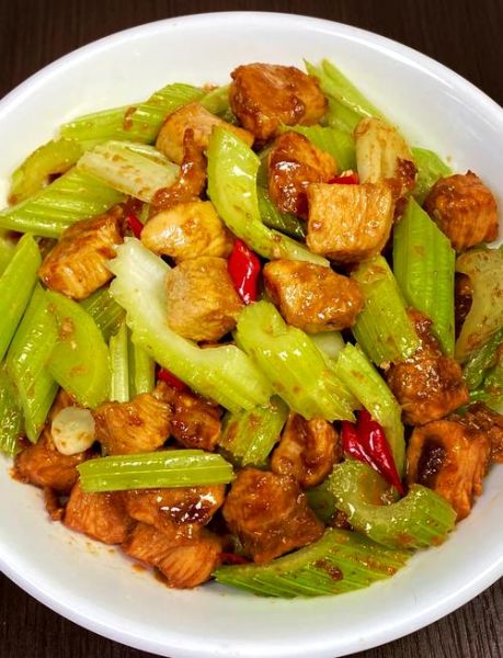 芹菜炒肉怎么炒才好吃_芹菜炒肉家常做法-第1张图片-山城妙识