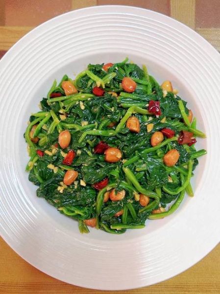 饭店果仁菠菜怎么做_果仁菠菜的做法窍门-第1张图片-山城妙识