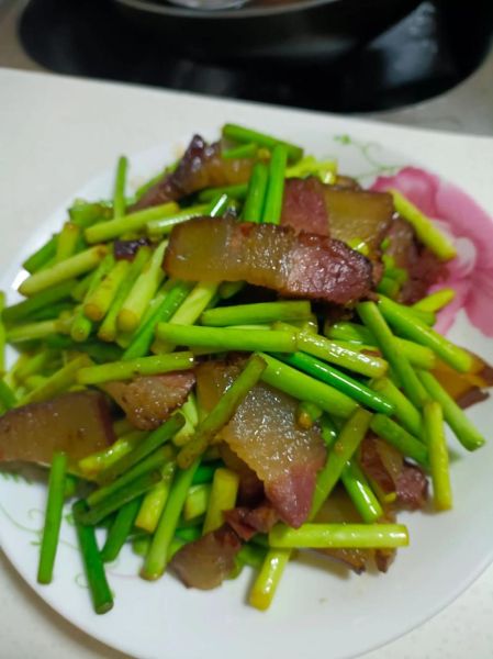 炒腊肉放什么调料_腊肉怎么炒才香-第3张图片-山城妙识 炒腊肉放什么调料_腊肉怎么炒才香-第3张图片-山城妙识