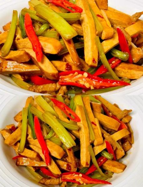 芹菜炒豆干怎么做_芹菜炒豆干的家常做法-第1张图片-山城妙识 芹菜炒豆干怎么做_芹菜炒豆干的家常做法-第1张图片-山城妙识