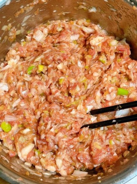 大葱肉饺子馅怎么调好吃_大葱猪肉馅调馅秘诀-第2张图片-山城妙识 大葱肉饺子馅怎么调好吃_大葱猪肉馅调馅秘诀-第2张图片-山城妙识