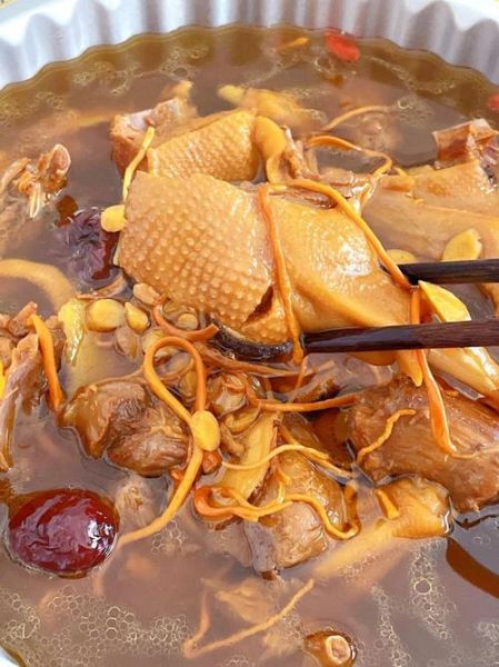 老鸭炖什么补气血_气血双补的食材搭配-第1张图片-山城妙识 老鸭炖什么补气血_气血双补的食材搭配-第1张图片-山城妙识