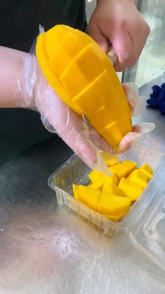 大芒果怎么削皮最方便_大芒果削皮技巧-第3张图片-山城妙识
