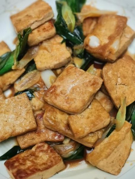 小葱炒豆腐怎么做_小葱炒豆腐需要焯水吗-第1张图片-山城妙识