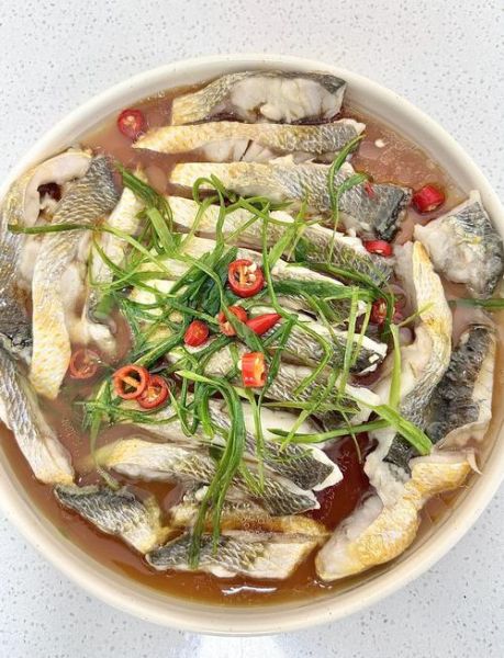 鲤鱼清蒸鱼的家常做法_蒸多久才鲜嫩-第1张图片-山城妙识