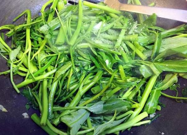 通菜抽筋的原因_如何避免吃通菜后抽筋-第3张图片-山城妙识