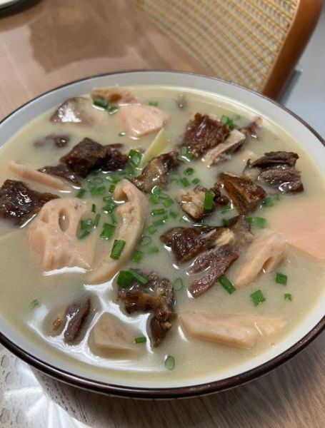 排骨炖藕怎么做_排骨炖藕汤的家常做法-第3张图片-山城妙识