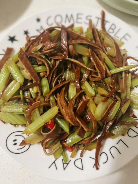 香干芹菜炒肉怎么做_香干芹菜炒肉家常做法-第3张图片-山城妙识