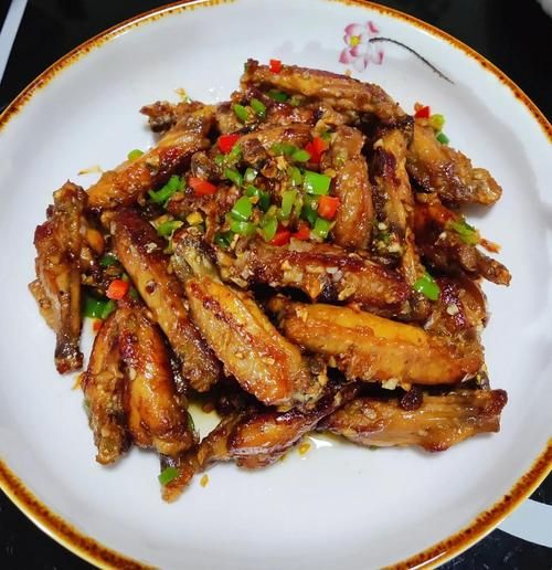 鸡翅跟什么菜配炒好吃_鸡翅炒什么菜最香-第3张图片-山城妙识