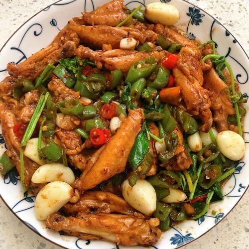 鸡翅跟什么菜配炒好吃_鸡翅炒什么菜最香-第1张图片-山城妙识