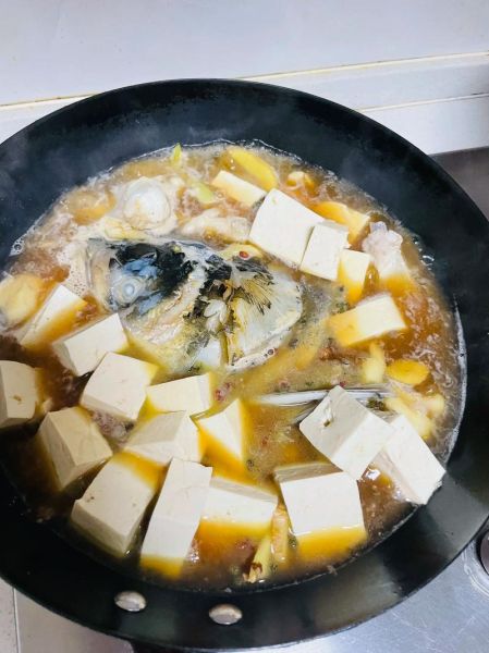 鲢鱼炖豆腐怎么做好吃_鲢鱼炖豆腐的窍门-第1张图片-山城妙识