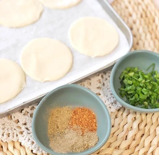 饺子皮葱油饼怎么做_为什么用饺子皮更酥脆-第1张图片-山城妙识