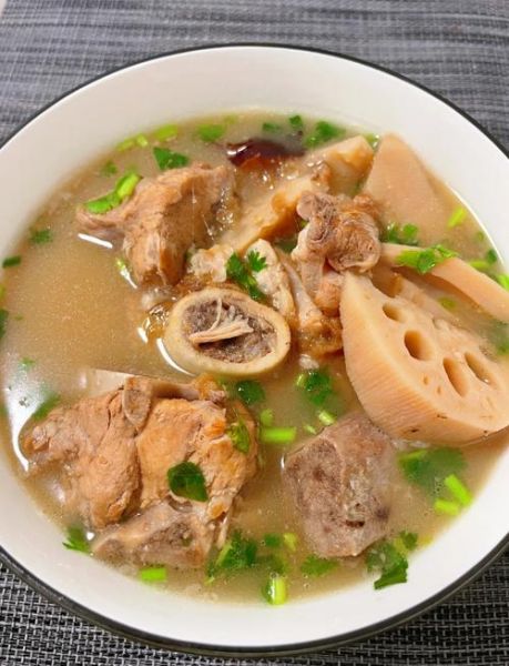 黄豆莲藕排骨汤的功效与作用_孕妇能喝吗-第1张图片-山城妙识 黄豆莲藕排骨汤的功效与作用_孕妇能喝吗-第1张图片-山城妙识