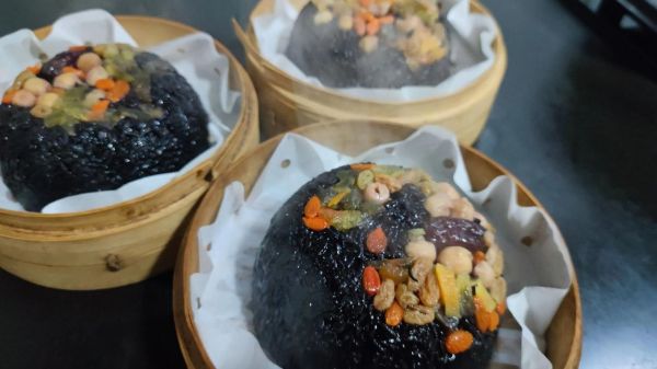 黑米八宝饭怎么做_黑米八宝饭的家常做法-第1张图片-山城妙识