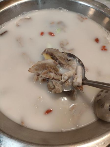 羊肉汤的做法和配料_如何炖出奶白色羊肉汤-第1张图片-山城妙识