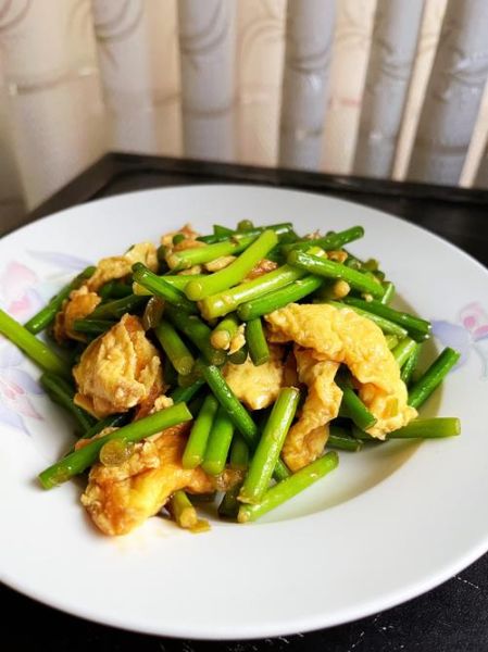 蒜苔炒鸡蛋怎么炒好吃_蒜苔炒鸡蛋不老的秘诀-第2张图片-山城妙识