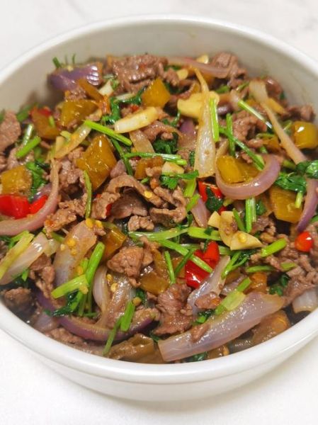 酸辣椒炒牛肉怎么做_酸辣椒炒牛肉用哪个部位-第2张图片-山城妙识 酸辣椒炒牛肉怎么做_酸辣椒炒牛肉用哪个部位-第2张图片-山城妙识