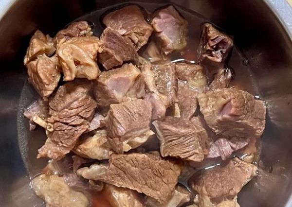 煮大块牛肉怎么煮才软烂_大块牛肉焯水还是直接煮-第1张图片-山城妙识