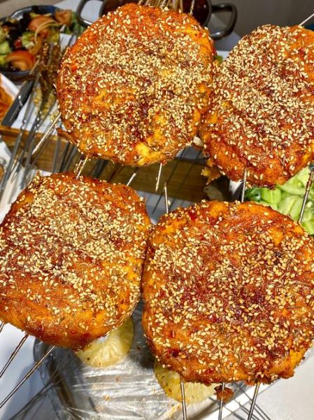 烤饼怎么烤才松软_烧烤摊烤饼做法窍门-第1张图片-山城妙识
