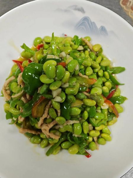 青椒炒毛豆怎么炒才入味_青椒炒毛豆要不要焯水-第1张图片-山城妙识