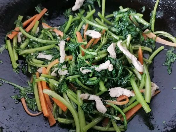 茼蒿炒肉丝怎么做_茼蒿炒肉丝用焯水吗-第3张图片-山城妙识 茼蒿炒肉丝怎么做_茼蒿炒肉丝用焯水吗-第3张图片-山城妙识