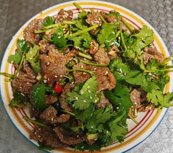 凉拌牛肉最简单的做法_凉拌牛肉怎么做好吃又嫩-第1张图片-山城妙识
