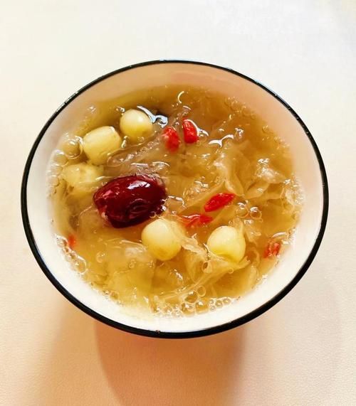 银耳莲子可以和什么搭配_银耳莲子汤最佳食材组合-第1张图片-山城妙识
