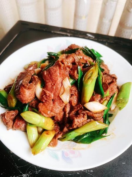 青蒜炒牛肉怎么炒才嫩_青蒜炒牛肉用什么部位-第1张图片-山城妙识