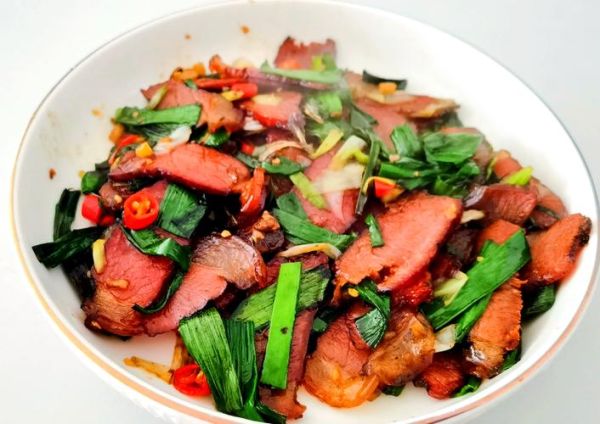 蒜苗炒腊肉怎么炒才香_腊肉炒蒜苗要不要焯水-第3张图片-山城妙识