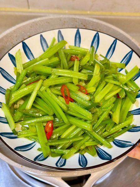 素炒芹菜怎么炒好吃_家常素炒芹菜做法-第1张图片-山城妙识 素炒芹菜怎么炒好吃_家常素炒芹菜做法-第1张图片-山城妙识