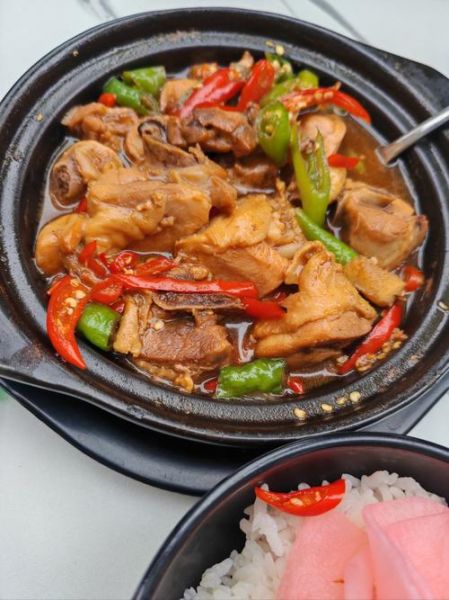 黄焖鸡米饭怎么做_正宗黄焖鸡配方-第1张图片-山城妙识