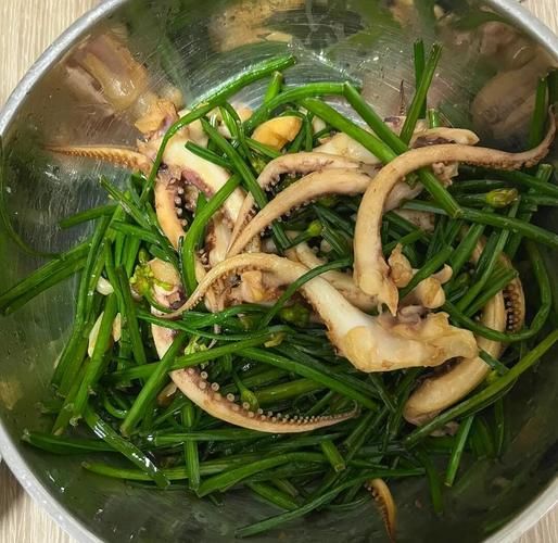 鱿鱼炒韭菜怎么做才嫩_鱿鱼炒韭菜的家常窍门-第1张图片-山城妙识