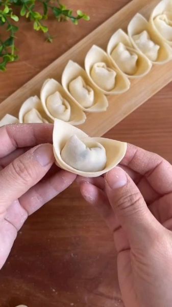 三角抄手怎么包_三角抄手包法图解-第1张图片-山城妙识 三角抄手怎么包_三角抄手包法图解-第1张图片-山城妙识