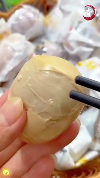 盐蛋怎么做才翻沙出油_咸蛋黄起沙流油秘诀-第3张图片-山城妙识