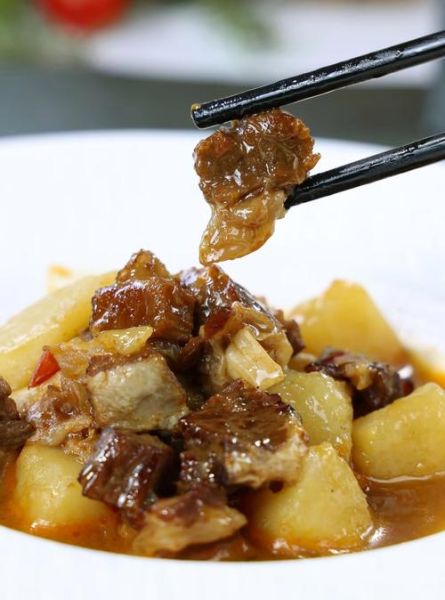 土豆烧牛腩怎么烧_牛腩怎么做好吃-第1张图片-山城妙识
